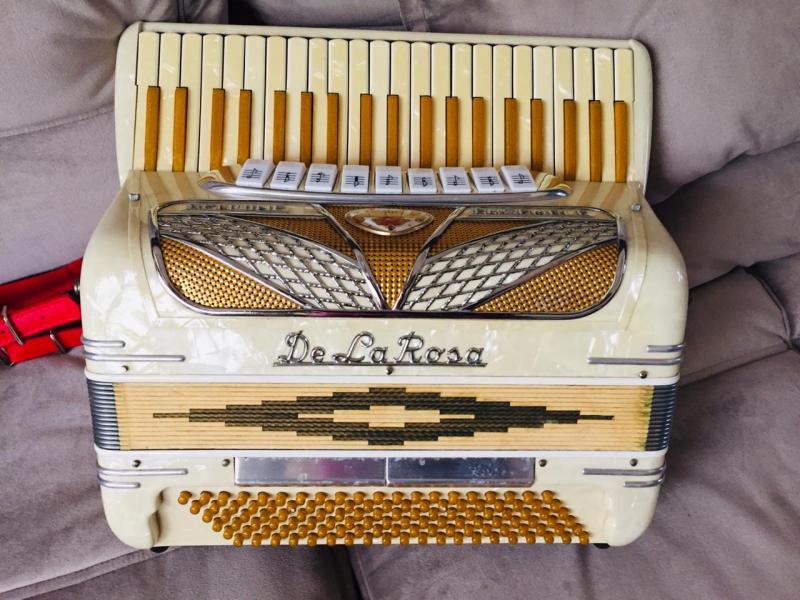 Acordeon De La Rosa 120 Guerrini LMH 9x2 Branco dOro 7 kg = R$ 5.000,00 ...