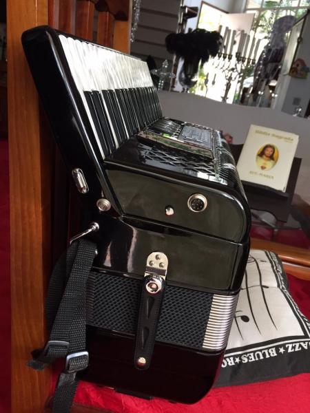 Acordeon Digital MusicTech 120 Made Italy Novo 7,5 kg = R$ 20.000,00 ...
